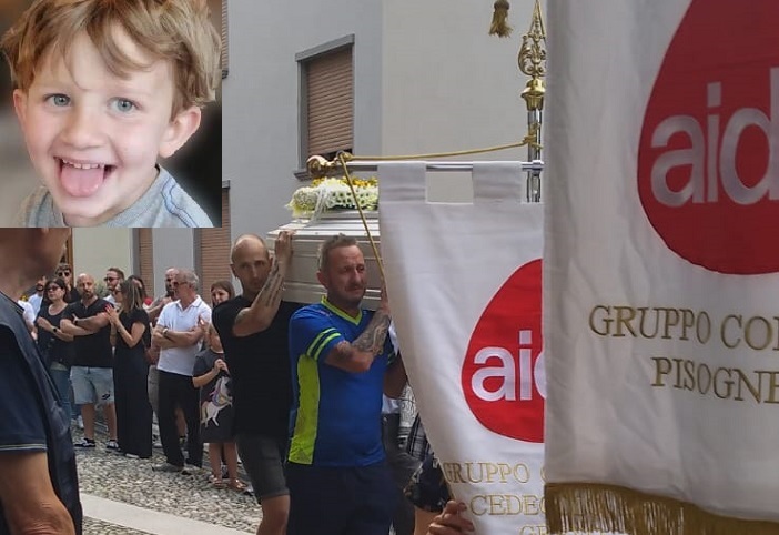 Ciao piccolo angelo: Valle Camonica in lacrime all'ultimo saluto a Evan ...