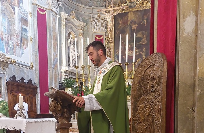 L'abbraccio della comunità di Edolo al nuovo curato don Marco ...