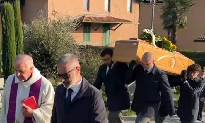 Costa Volpino, addio a Sara Centelleghe tra silenzio e lacrime ...